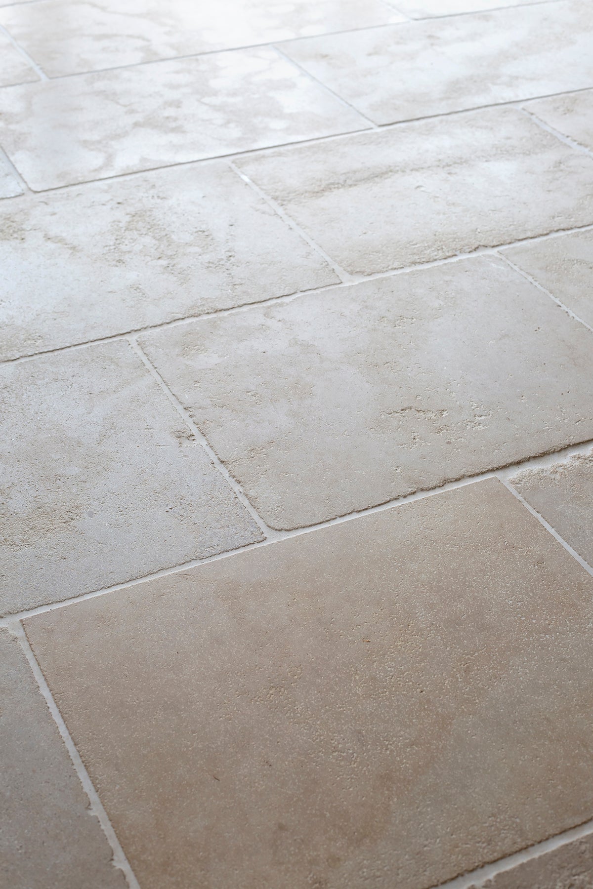 Sorrento Aged Tumbled Limestone Flooring Tiles | Quorn Stone