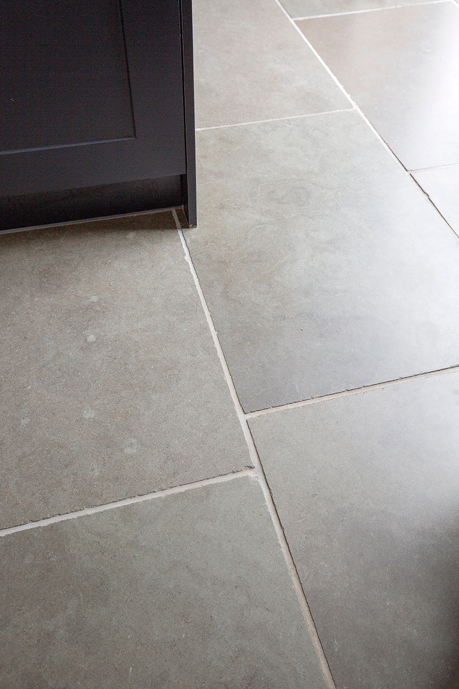 Windsor Grey Tumbled Limestone Flagstone Tiles | Quorn Stone