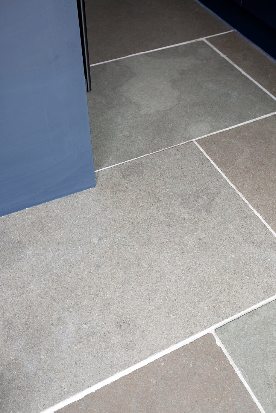 Windsor Grey Tumbled Limestone Flagstone Tiles | Quorn Stone