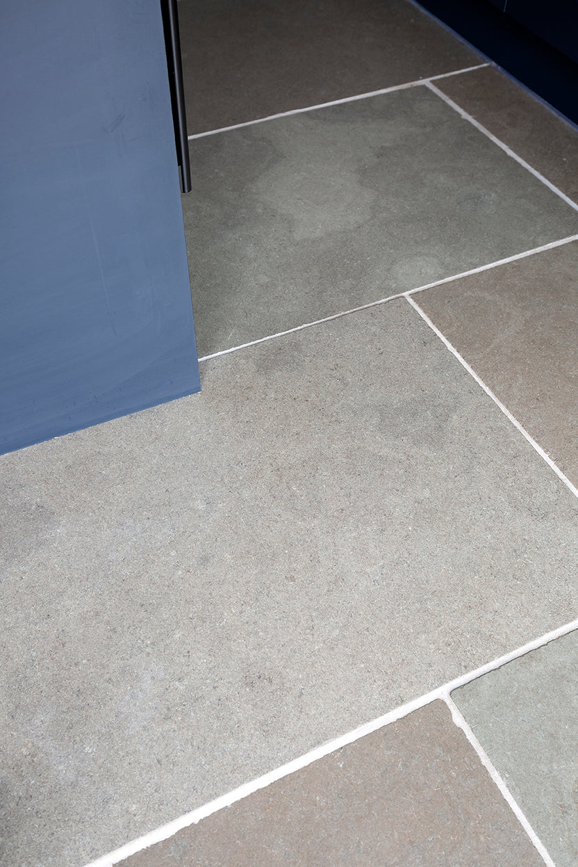 Windsor Grey Tumbled Limestone Flagstone Tiles | Quorn Stone